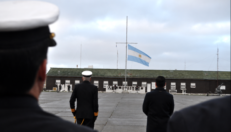 La Armada Argentina homenajeó a Manuel Belgrano y entregó espadas a ...